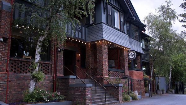 Alpine Hotel, Eat Drink Sleep - Warburton