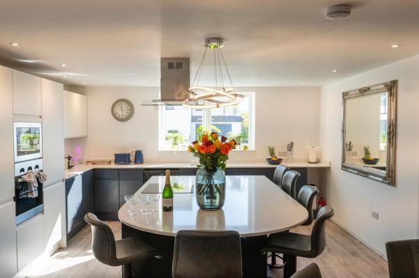 Fantasia - Malvern Luxury Mega Apartment Sleeps 12 - Ledbury