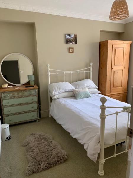 Lynne's Place Room 2 - Carmarthen