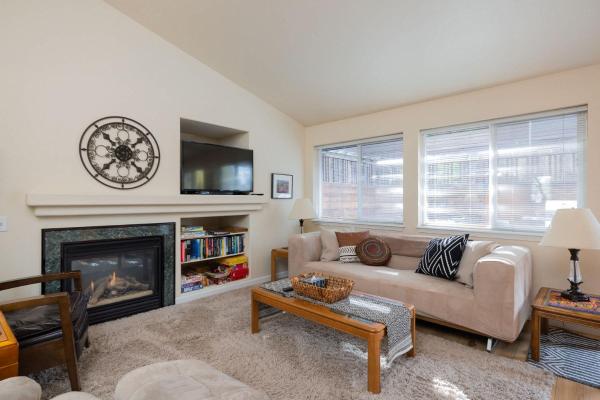 Rock Bluff Retreat - Home For 6 - Bend, OR