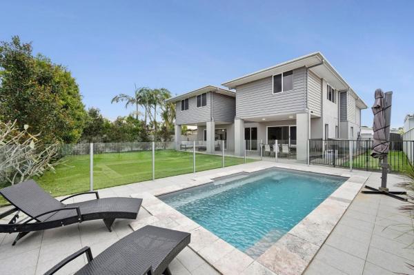 Sunset House At Pelican Waters - Glass House Mountains