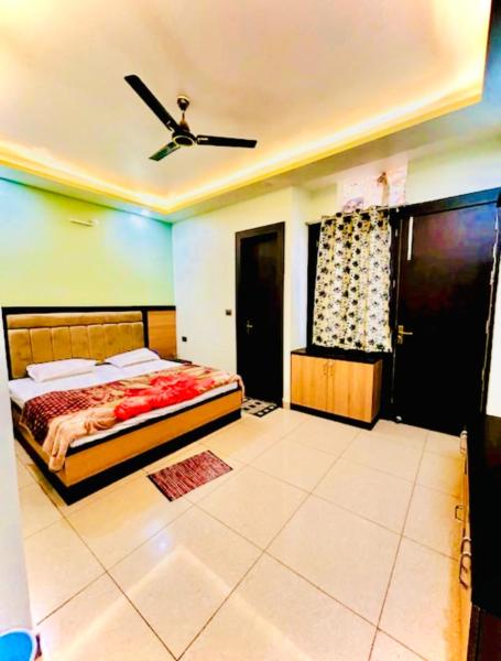 "Vrindavan Hotel Saraswati Dham Near Temple - Fully Air Conditioned Rooms #Wi-fi #Parking #Room Service - Prime Location - Best Seller In Vrindavan" - 沃林達文