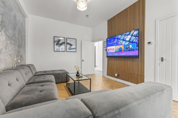 Modern City Centre Townhouse Sleeps 10 & Parking - Mánchester