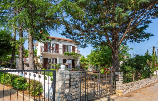 Beautiful Apartment In Pinezici - Krk