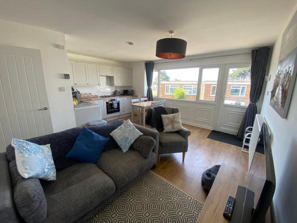 Beau - Brambles Chine, Colwell Bay - 5 Star Wifi - Short Walk To The Hut And Beach - 1 Night Stays Available - Ferry Offers - Isle of Wight