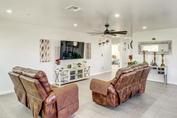 1 Mi To Rabobank Arena Home With Gazebo! - Bakersfield, CA