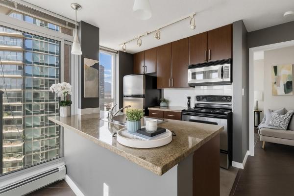 Cozy And Chic 2br Home With Incredible Light And Views - Burnaby
