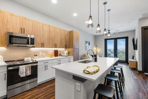 12 Min To Downtown With Pool, Balcony And Free Parking - Austin, TX