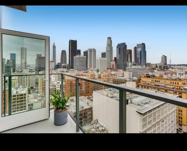 Gorgeous 3br High-rise With Pool, Spa & City Views - Los Angeles, CA
