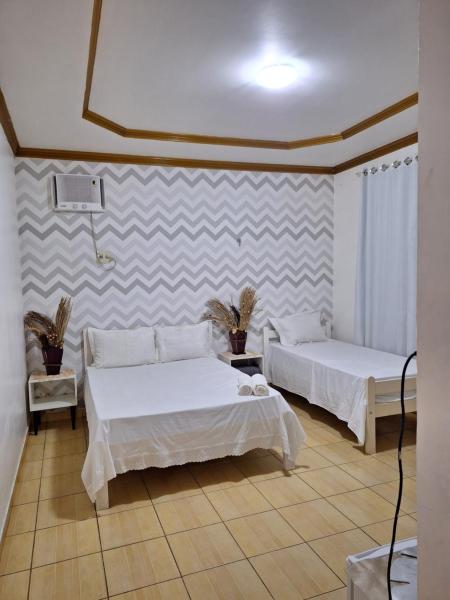 Quarto Triplo Com Banheiro Em Pousada E Restaurante - Manaus