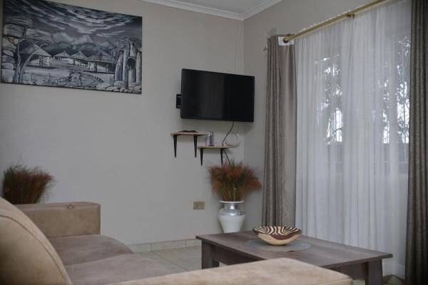 Neat 1 Bed Studio With Pool Access In Glen Lorne - Harare