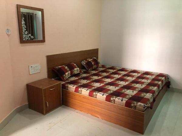 Vrindavan Hotel Saraswati Devi Atithi Bhawan - Near Prem Mandir & Isckon Temple- #Free Wi-fi #Parking #Fully Air Conditioning #Room Service #Premium Hotel In Vrindavan - Vrindavan