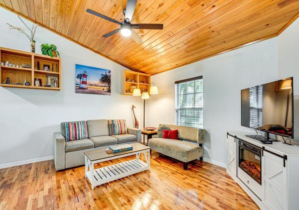 Cozy Bungalow Steps From Downtown Mount Dora - Mount Dora, FL