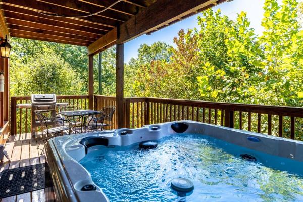 Serene Cabin W Grill Hot Tub & Resort Pool - Pigeon Forge, TN