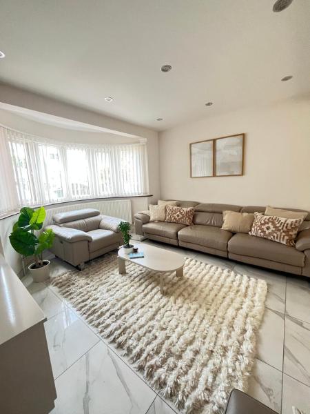 Stylish 2 Bedroom House Wembley - Watford