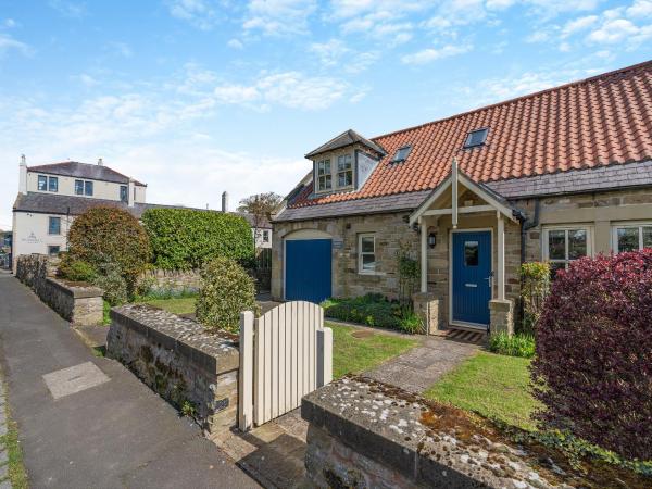 Bamburgh Cottage - Dunstanburgh Castle