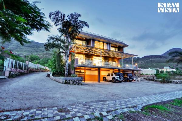 Stayvista At Villa Veya With River View, Lawn, Wi-fi - Satara