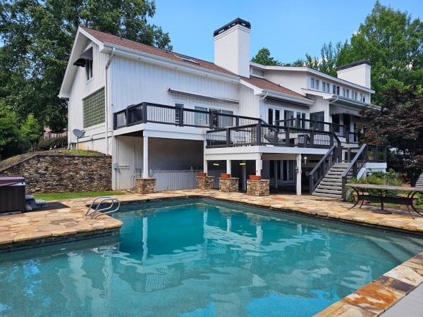 Lake Lanier Lakefront, 7b 6ba 11 Beds, Private Pool, Dock, And Sand Volleyball Court 9200 Sqft - Gainesville, GA
