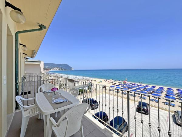 804 - Posizione Unica! Bilocale Fronte Mare In Centro A Marcelli, Con Posto Auto Privato - Spiaggia Inclusa - Ancona