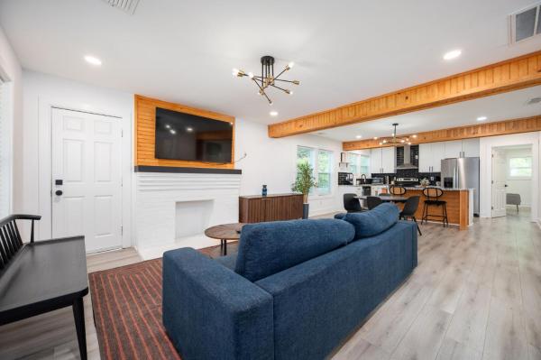 Chic 3br Bungalow With Screened Porch & Patios - Atlanta, GA