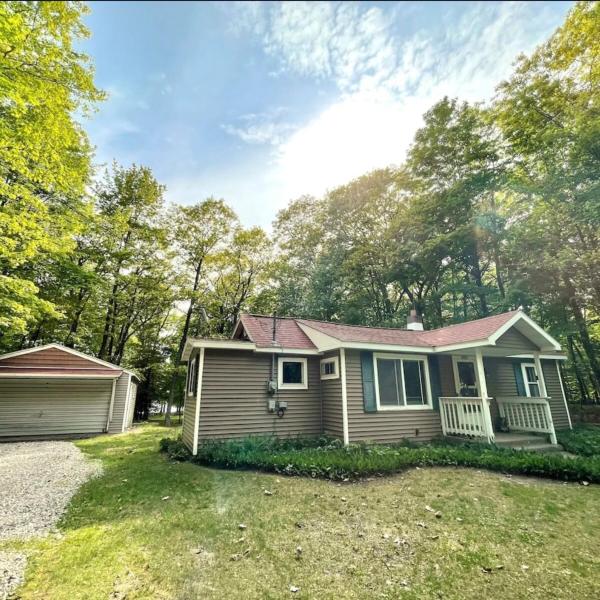 Quaint Cottage On The Sandy Shores Of Lake Michigan - Fayette Historic State Park, Garden
