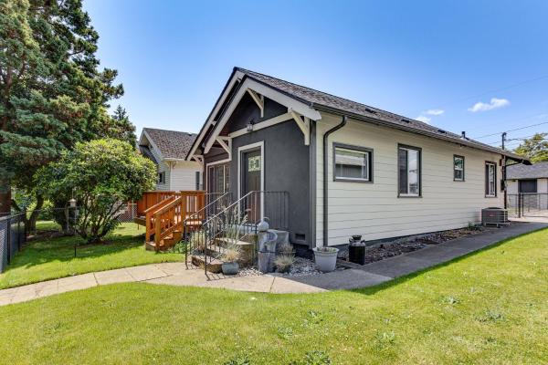 2 Mi To Dtwn Tacoma Charming Home With Deck And Yard! - タコマ, WA