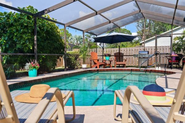 Gulf Coast Getaway 3br 2ba House Beach Close By With Heated Pool - Sarasota, FL