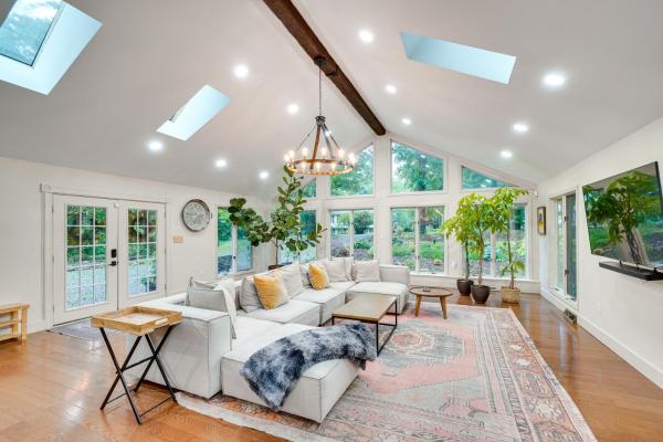 Hot Tub & Theater Room: Getaway In Falling Waters - Hagerstown, MD