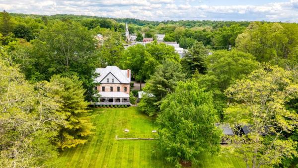Elizabeth House Creekside Cabins By Avantstay Historic Event Estate With Cabins Pool And Swimming Hole Sleeps 20 - Catskill, NY
