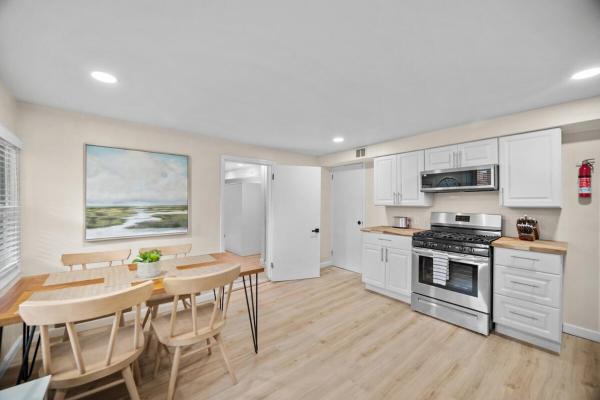 Pittsburgh Modern And Cozy Two Bedroom Apartment With Free Parking - Pittsburgh, PA