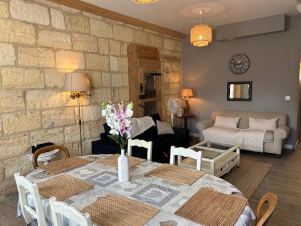 Bel Appartement En Pierre De 100 M2 Avec Cour. - Margaux