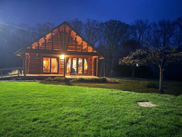 A Novel Stay 3 Bed 2 Bath Log Cabin In Shelbyville, Il - Eagle Creek State Recreation Area, Findlay
