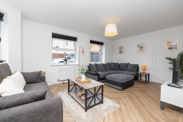 Spacious Home 3 Car Spaces - Bristol