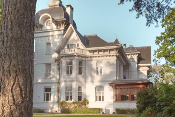 Villa Thor: A Majestic 100-year-old Manor - Genk