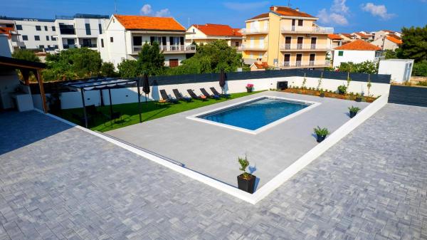 House Villa Luni With Heated Private Pool - Brodarica