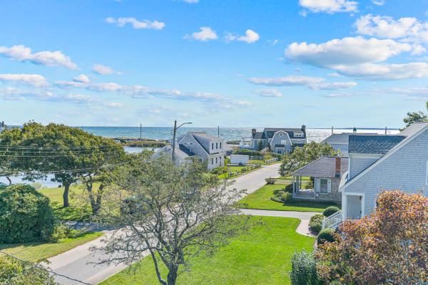 Lookout Point - 3 Bdr Home Steps From Beach - Falmouth, MA