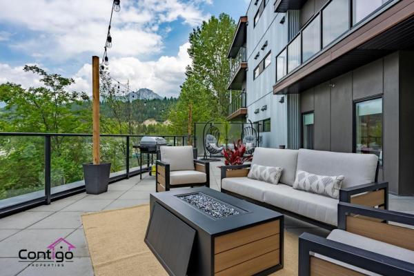 Decked Out, Mtn Views, Ac, Big Patio, Dt, Bbq - Golden
