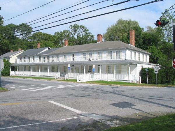 The Cottage House - Lake Chaubunagungamaug, MA