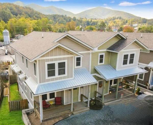 Urban Retreat Downtown Gem Walk Everywhere Train View Mountain View Near National Park Entrance - Bryson City, NC