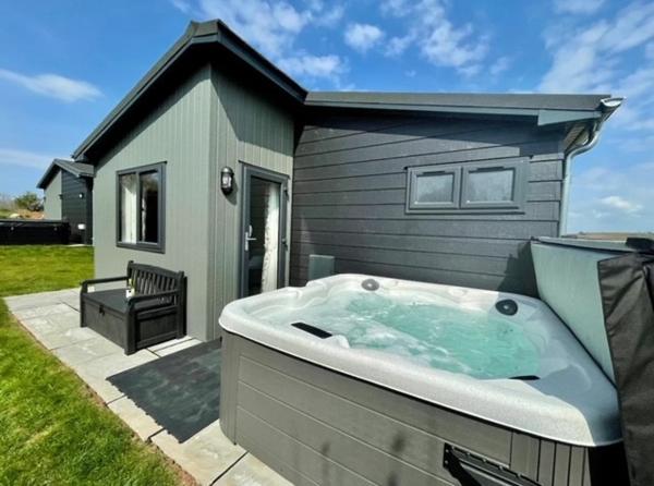 Beautiful Lodge With Hot Tub - Tenby