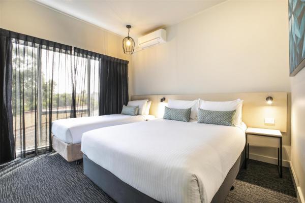Nightcap At Excelsior Hotel - Ivanhoe