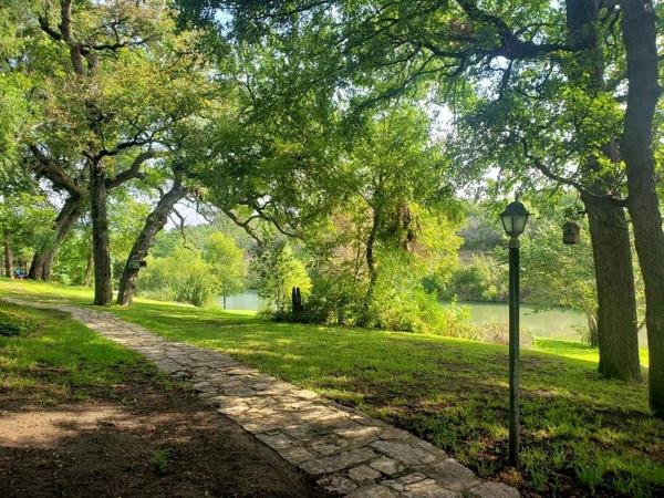 Waterfront Cabin Rental For Groups Of 16 With Jacuzzi Bathtub In Texas Hill Country - Spicewood, TX