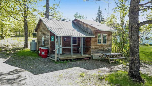 Beautiful Cabin With Nice Lake Vistas In Portage Lake, Maine - Maine
