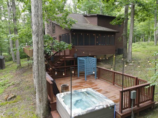 Cabin In The Woods W Hot Tub - Berkeley Springs, WV