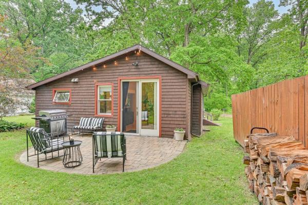 Walk To Kelsey Lake: Cassopolis Home W/ Yard! - Michigan