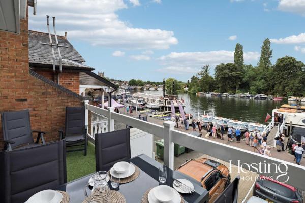 The Boathouse - Unique Riverside Living In Henley - Henley-on-Thames