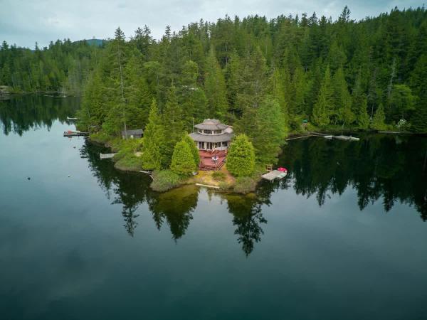 North Lake Waterfront Home By Emr Vacation Rentals - Sunshine Coast