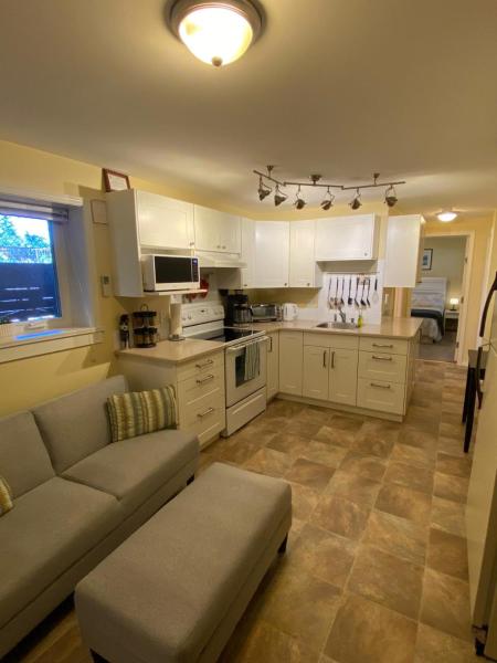 Ravens Nest Cozy Lower One Bedroom Suite - 빅토리아