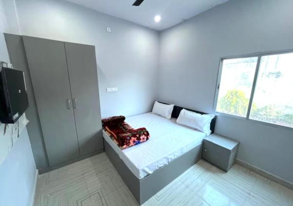 Hotel Shivashram Guest House Near Rampura Luxa Road - Kashi Vishwanath Temple - Paid Parking - Fully Air Conditioning Guest House - Varanasi