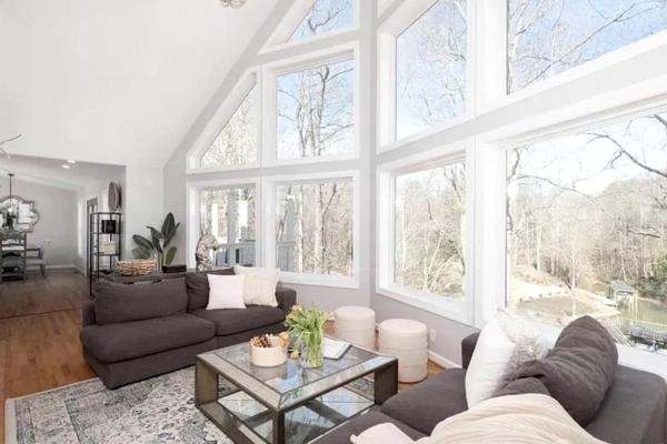 Waterfront Retreat With Spectacular Interior, Jacuzzi And Game Room In Nc - Statesville, NC